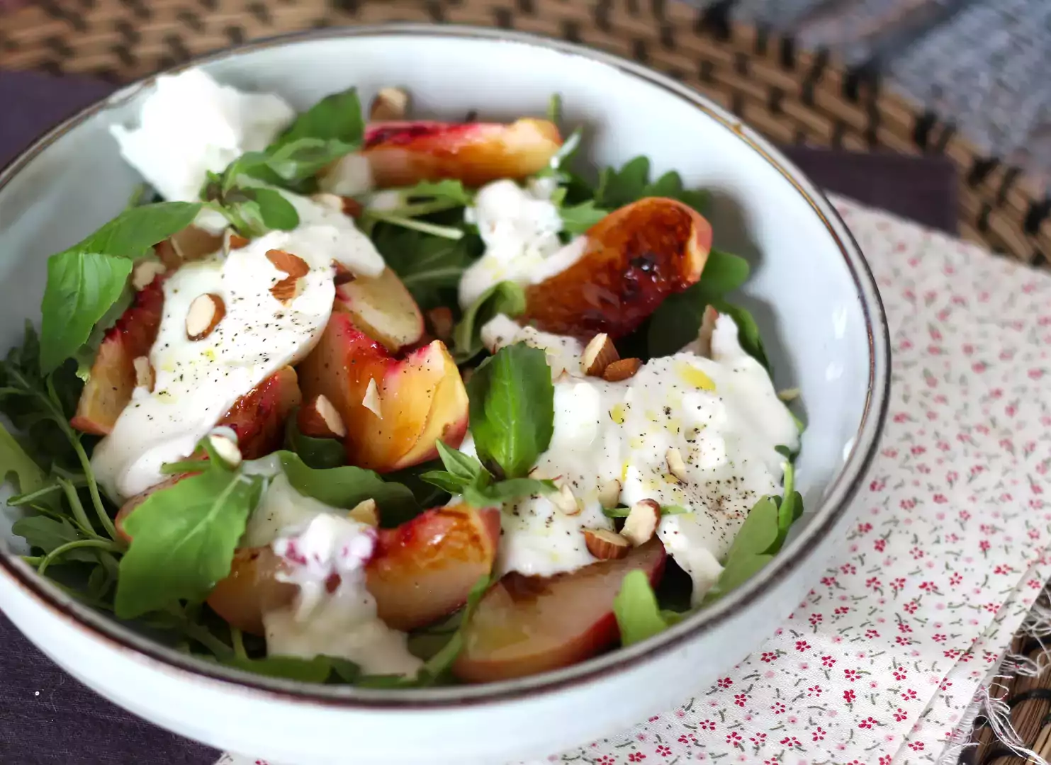 Süßer und herzhafter Salat mit gerösteten Pfirsichen, Rucola und Burrata