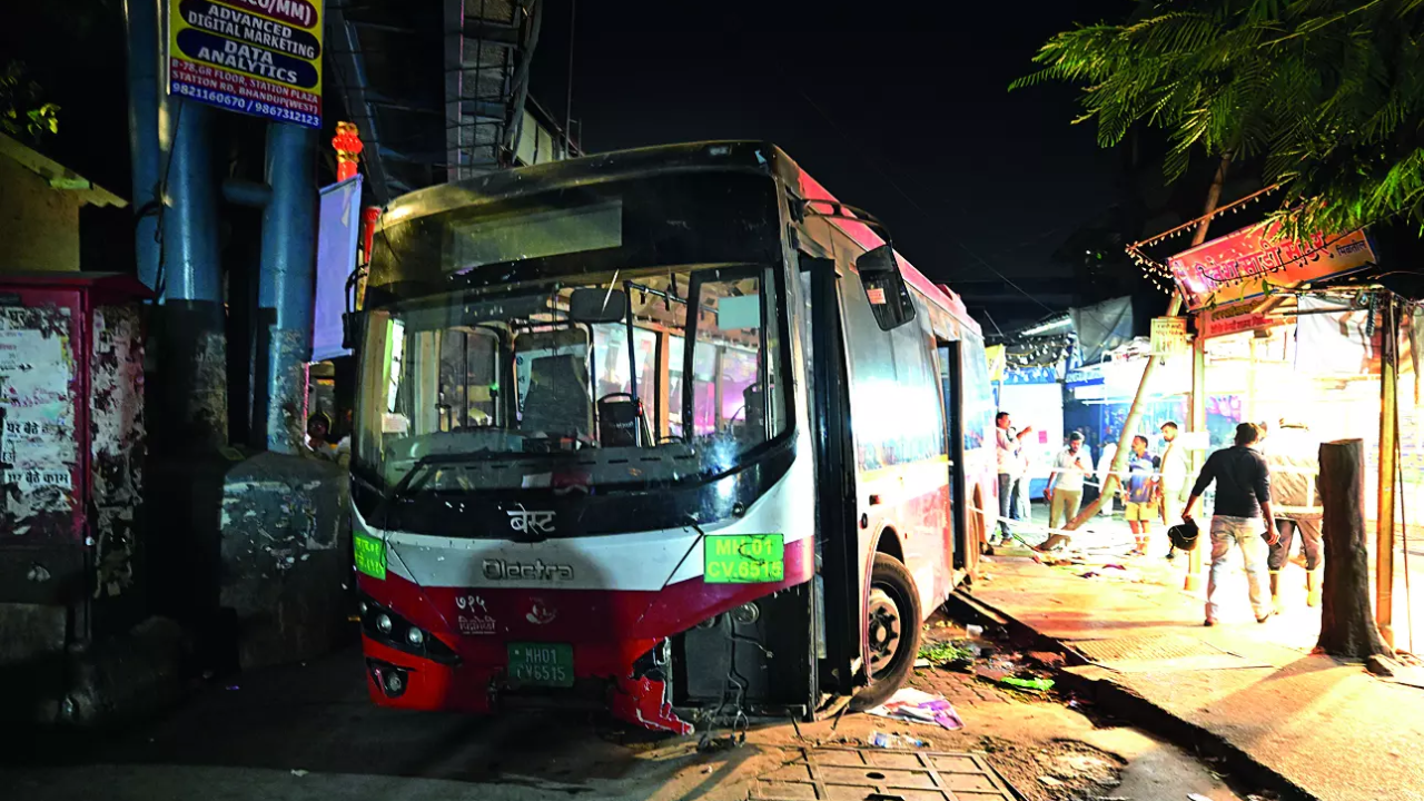 2 Mondays, a year apart: BEST bus taking U-turn mows down 4, injures 14 ...