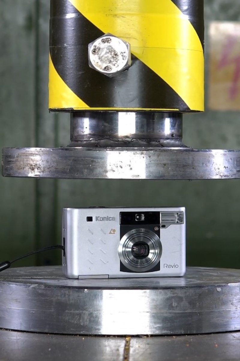 Hidrolik pres eski Konica fotoğraf makinesini ezdi