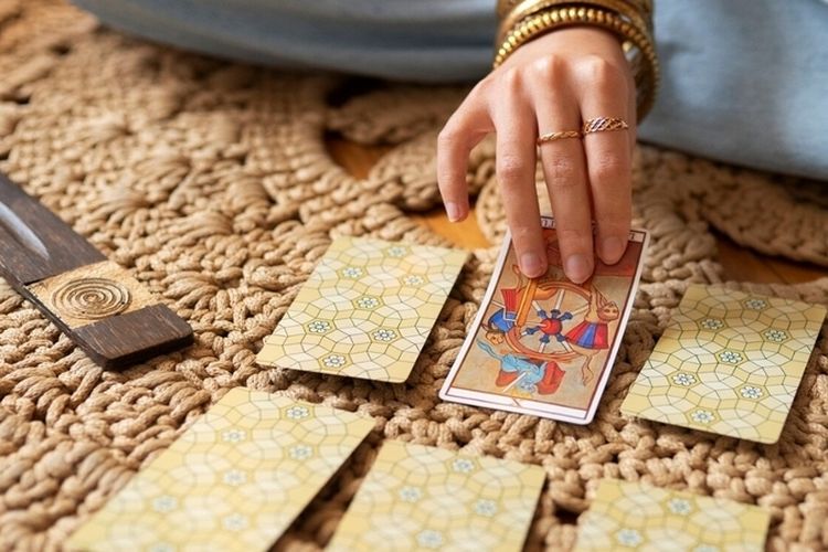 Ramalan tarot 12 zodiak Selasa, 30 Desember 2025: Pesan alam semesta ...