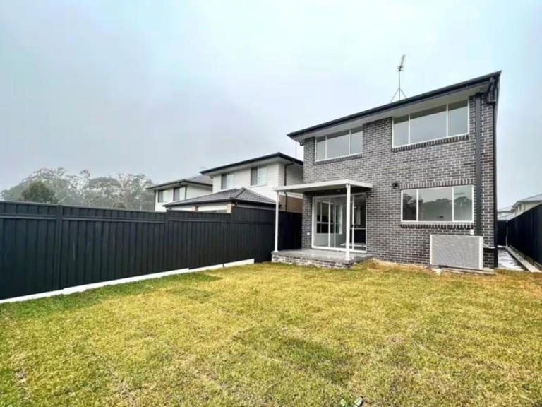 Cops arrest 6, find loaded guns in car