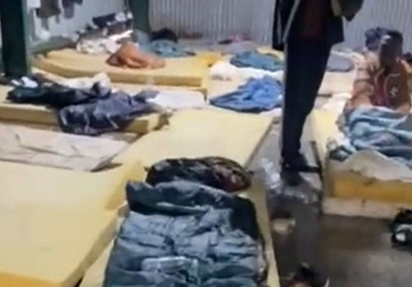 Αντιμέτωποι με εικόνες ντροπής οι πρόσφυγες που φτάνουν στην Κρήτη