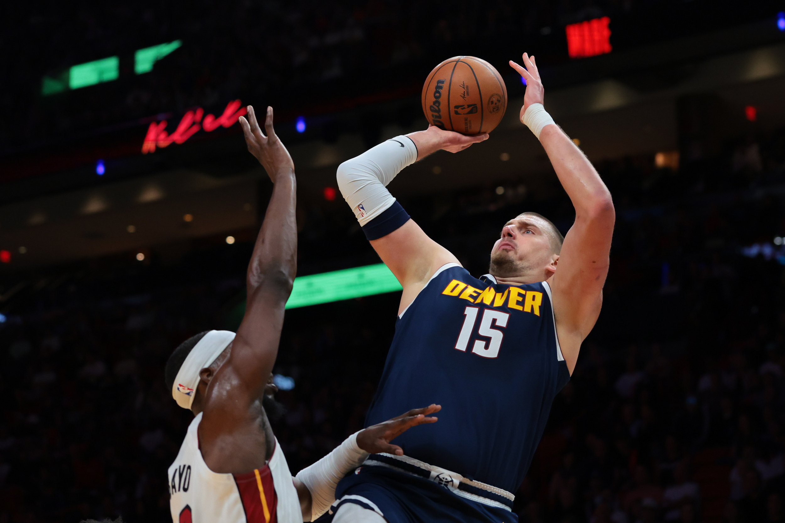Nuggets’ Nikola Jokic exits vs. Heat with left knee injury