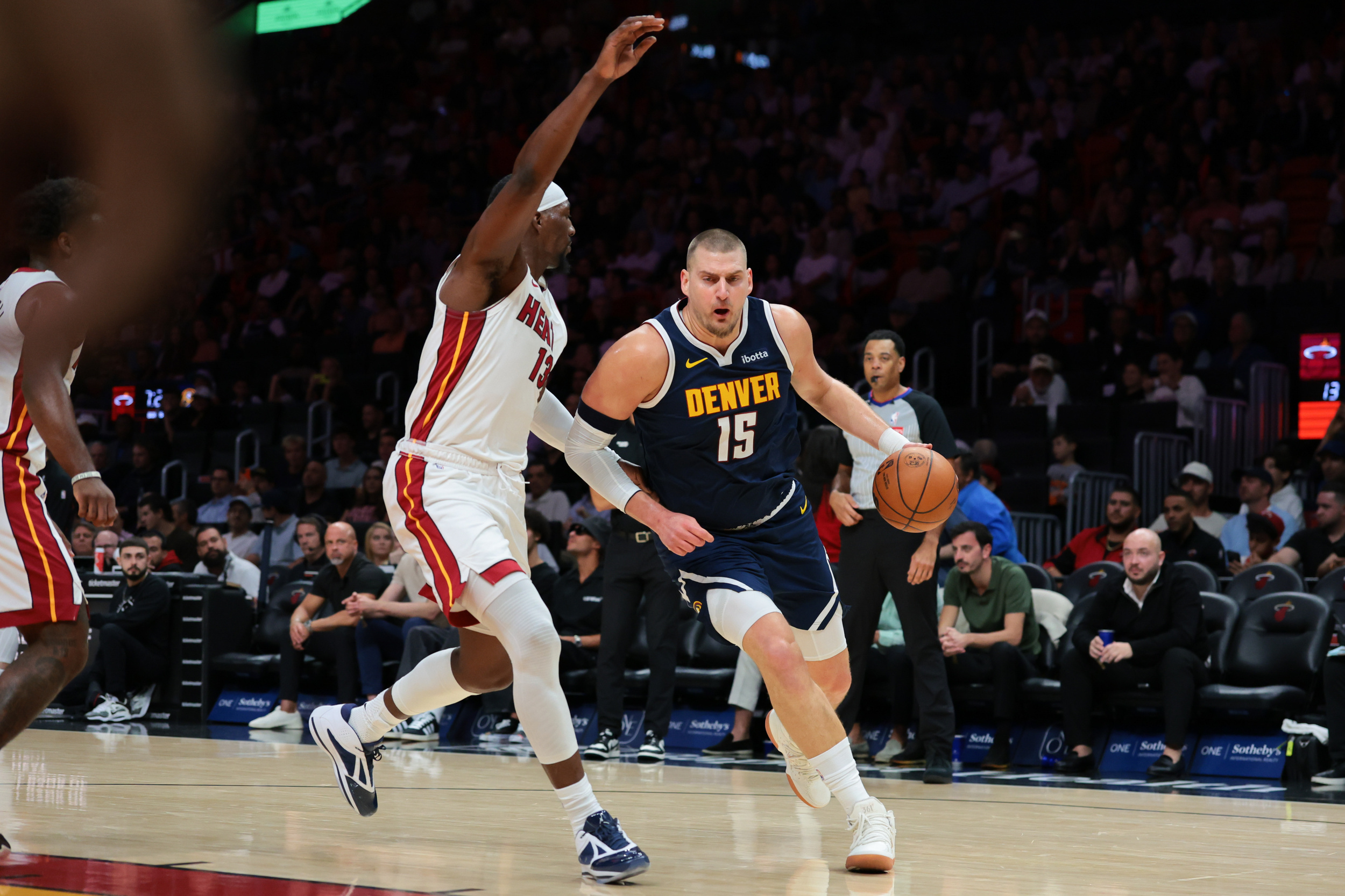 Nikola Jokic goes down with an ugly-looking knee injury