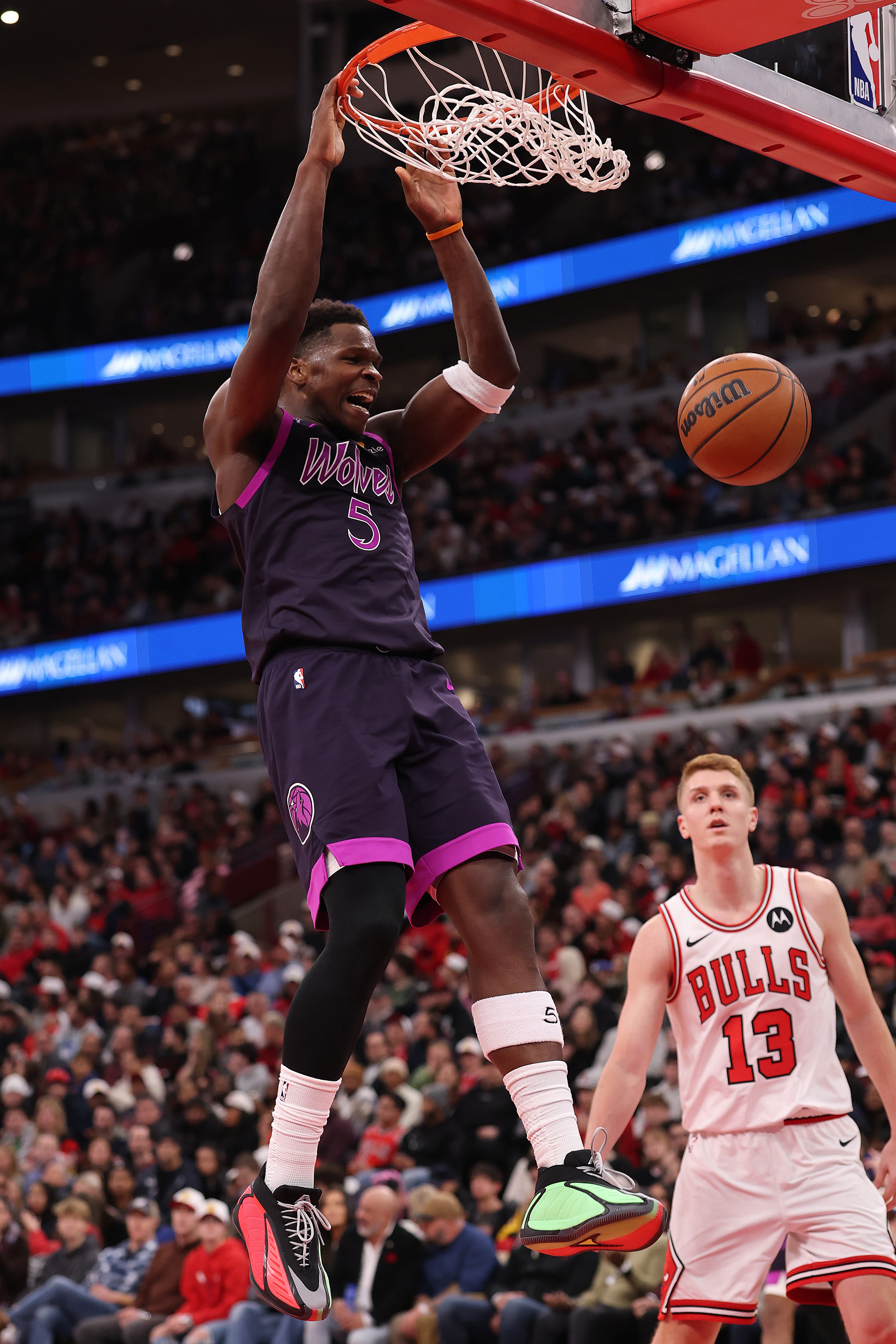 Naz Reid scores 33 points off the bench as Timberwolves waltz past Bulls