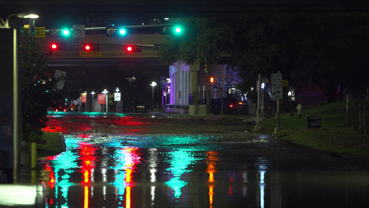 Water main breaks near I-35 at Oak Lawn, Dallas Fire Rescue says