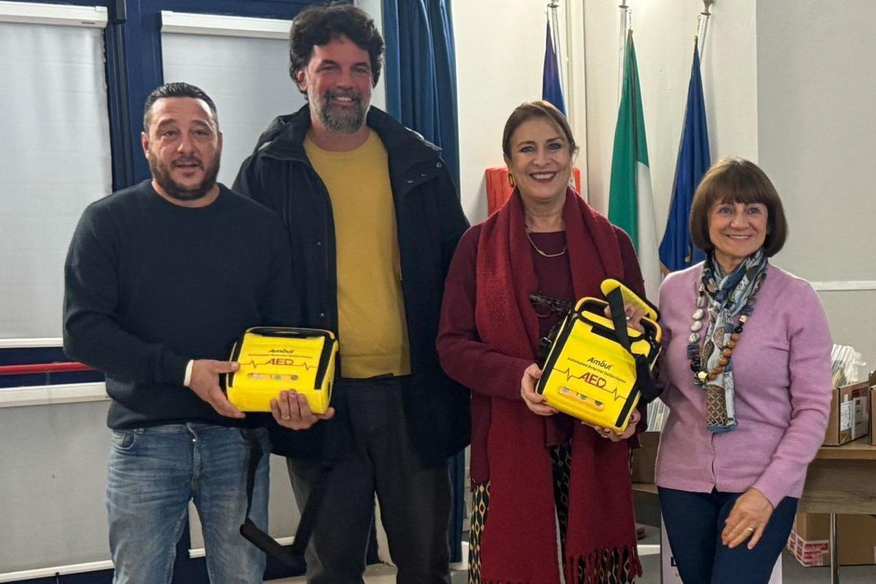 La solidarietà nel nome di Giacò. Consegnati i nove defibrillatori