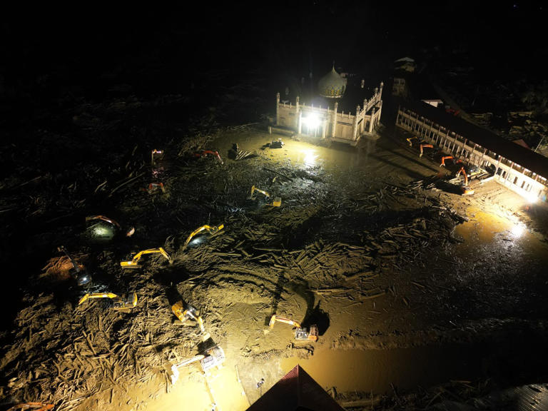 Tak kenal waktu, alat berat terjang lumpur di PP Darul Mukhlisin hingga ...