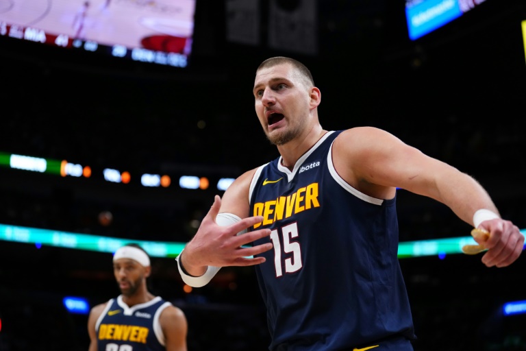 Jokic suffers 'gut-wrenching' knee injury as Nuggets thrashed