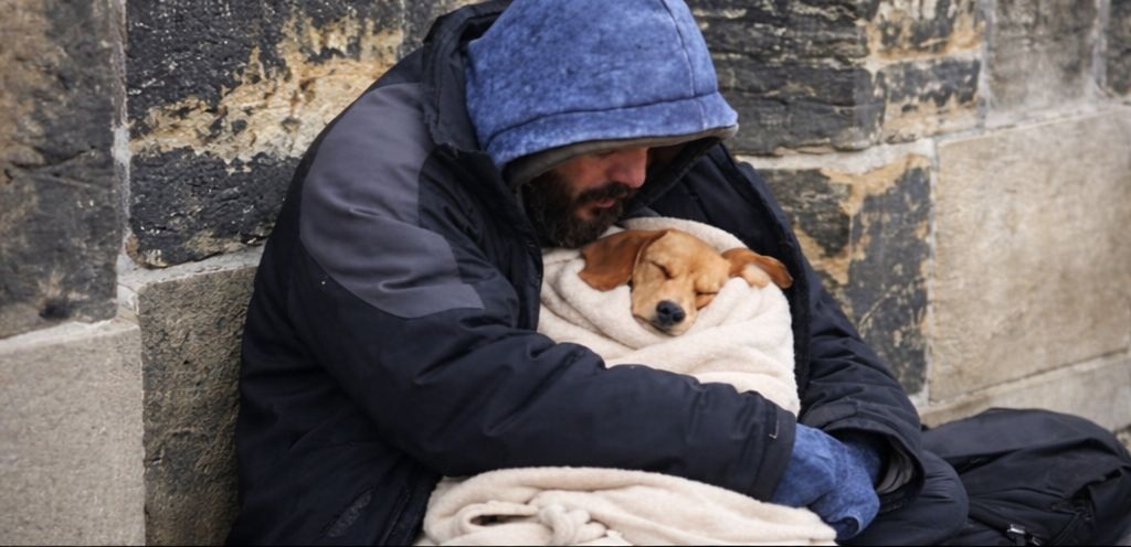 Portano via il cane a un senzatetto, poi qualcuno interviene