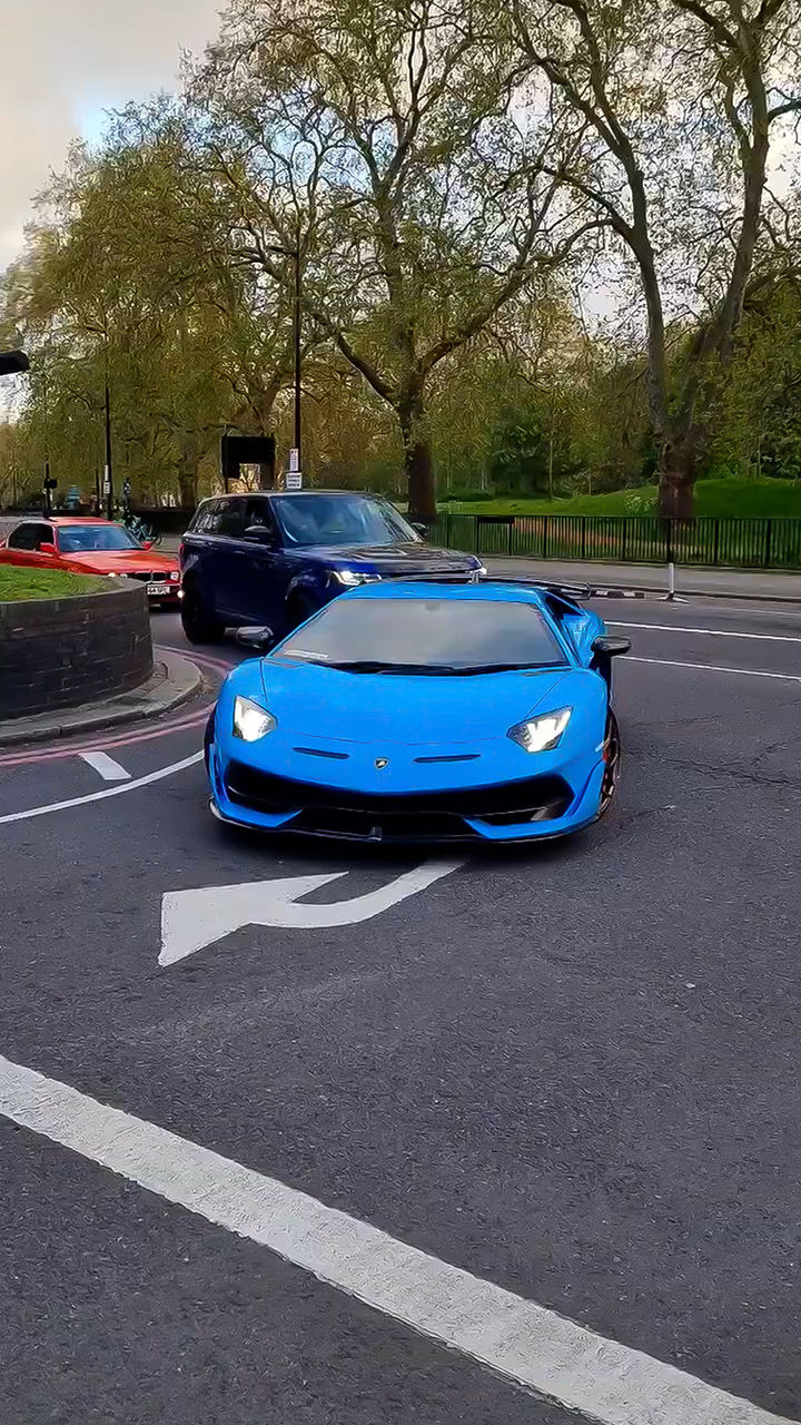 Lamborghini SVJ looks stunning in blue