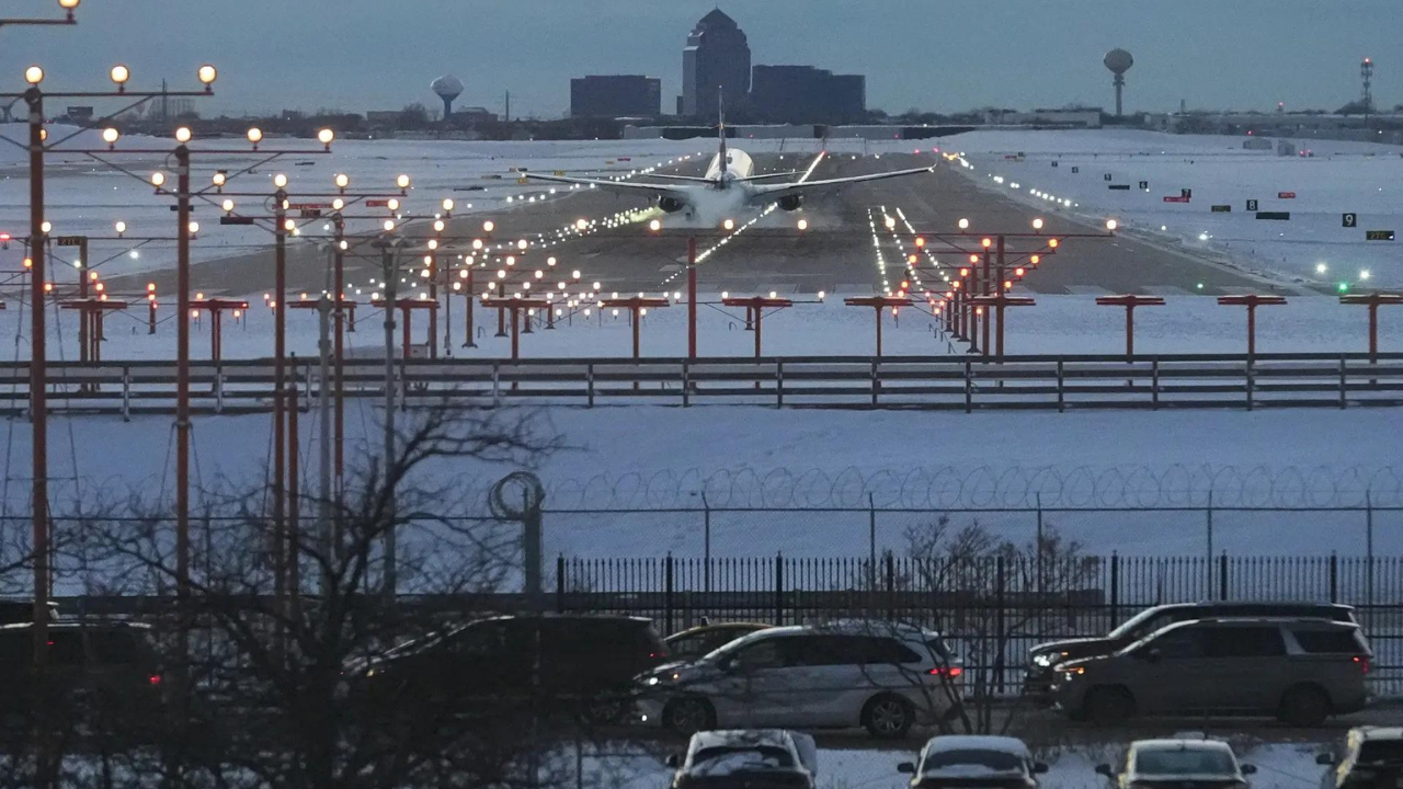 Winter storm Ezra hits US: 'Bomb cyclone' disrupts flights as holiday ...