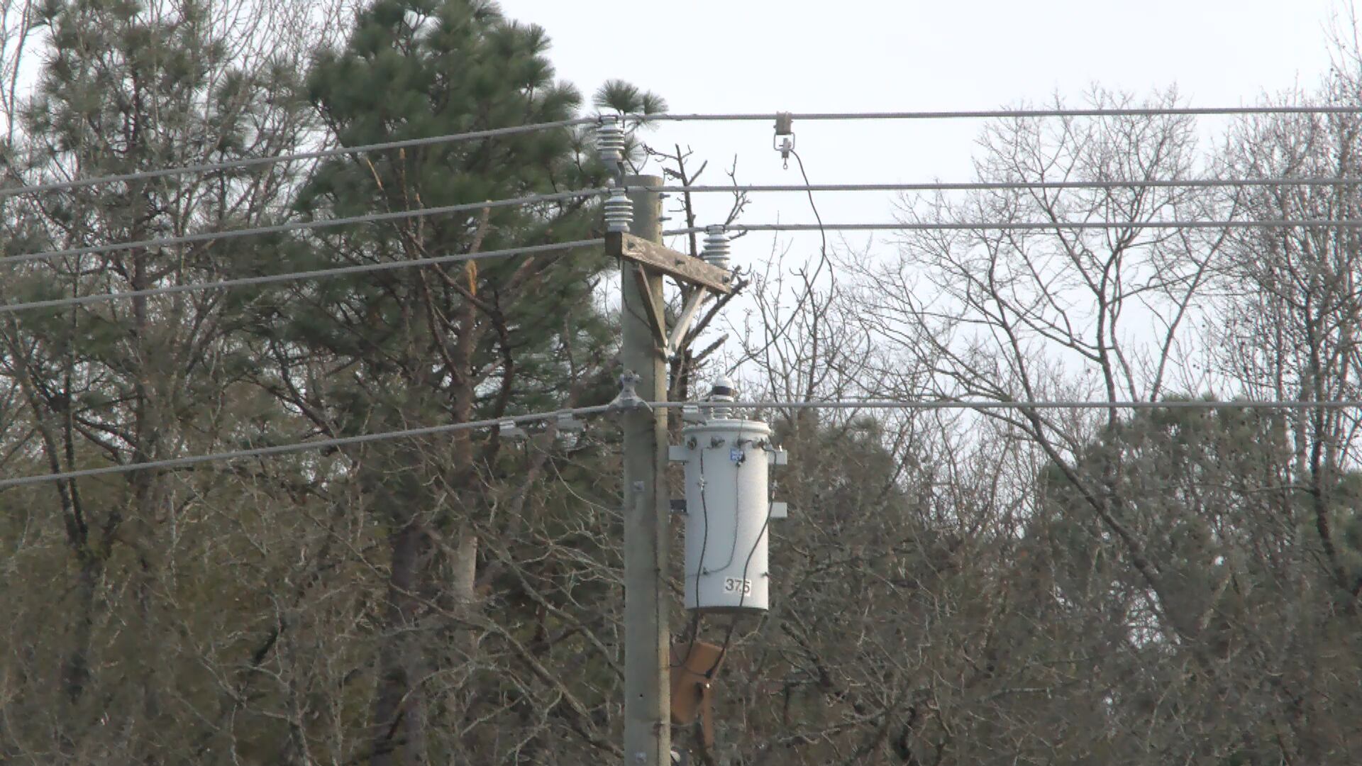 High winds knock out power to thousands Sunday night