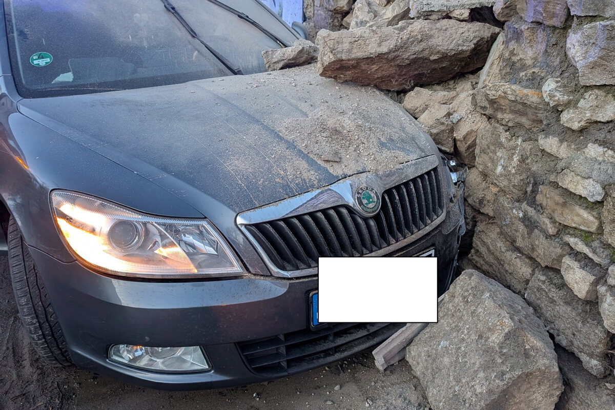 Fahrt unter Drogen und Alkohol endet in Grundstücksmauer