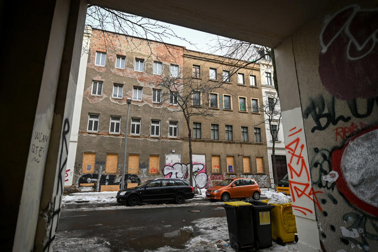 Farb-Attacke im Leipziger Osten: Graffiti-Sprayer sprüht Passant Farbe ...