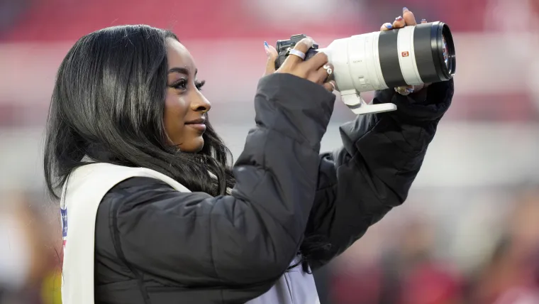 Simone Biles takes on 'side gig' as NFL photographer at Bears-49ers game