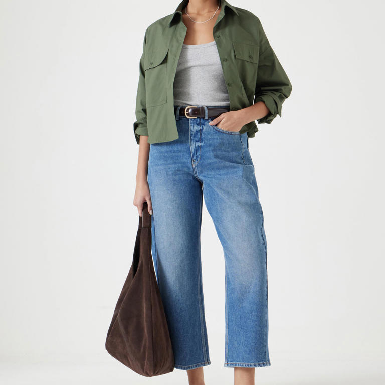 Sienna Miller's barrel leg jeans, cosy jumper and Birkenstock clogs ...