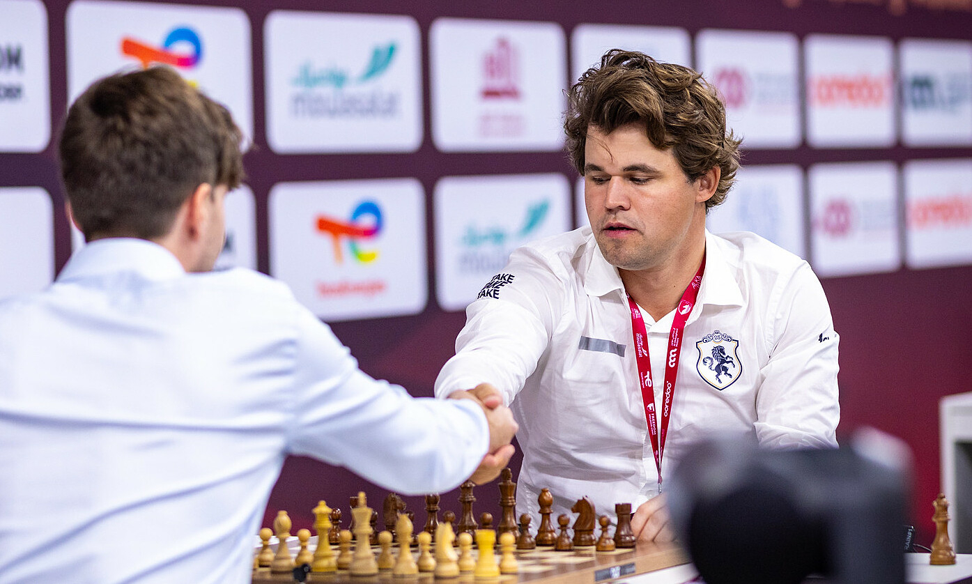 Carlsen đập bàn khi thua ở giải cờ chớp thế giới