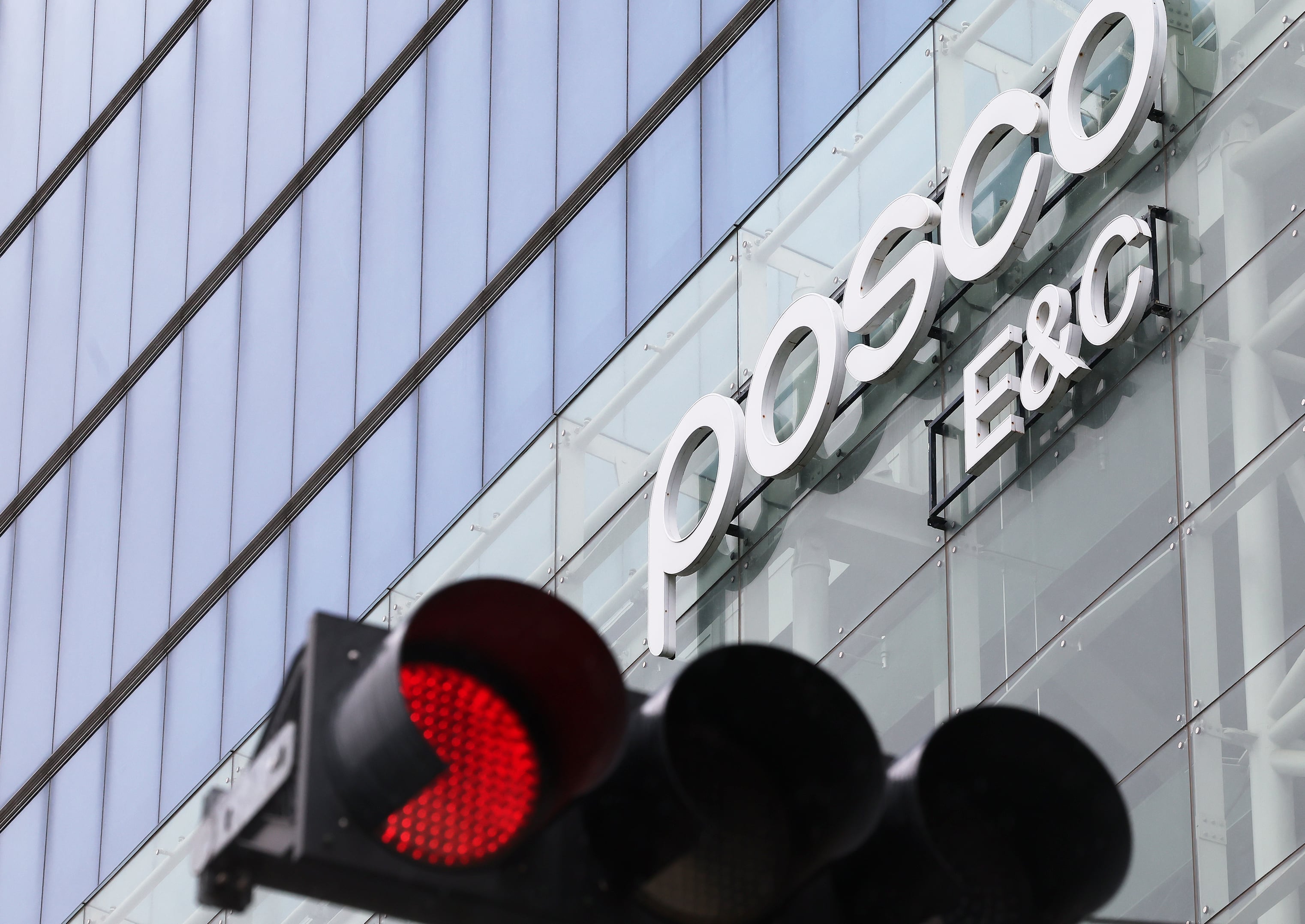 Prosecutors, police raid POSCO E&C over fatal tunnel accident