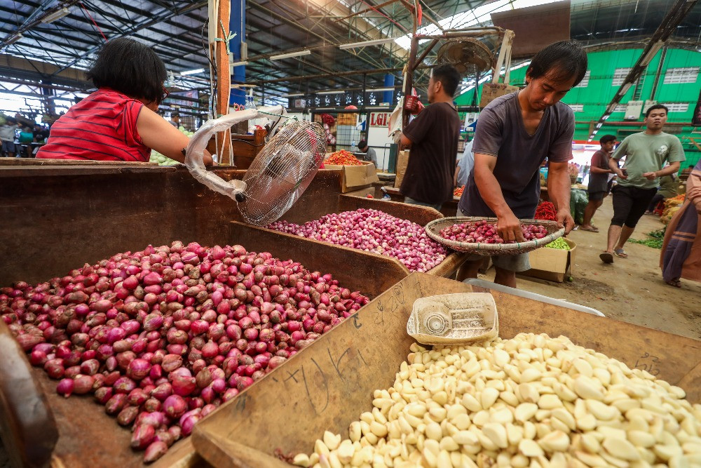 Harga pangan hari ini (30/12): Bawang, telur, hingga minyak turun