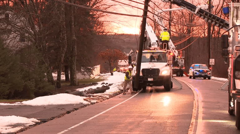 Crash closes portion of Hebron Avenue in Glastonbury