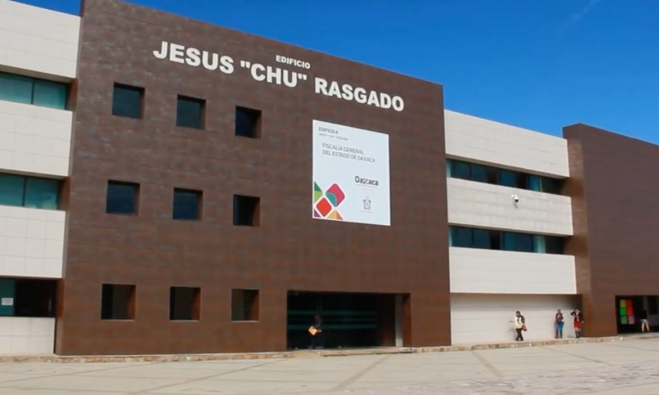 Fiscalía de Oaxaca suspende a elemento de la AEI grabado con arma