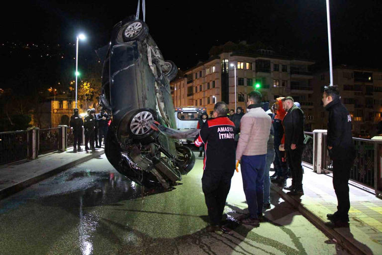 Amasya’da kontrolden çıkan otomobil köprüden Yeşilırmak Nehri’ne uçtu ...