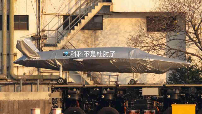 Kina placerer »loyal wingman«-droner til tests på dækket af Type 076 ...