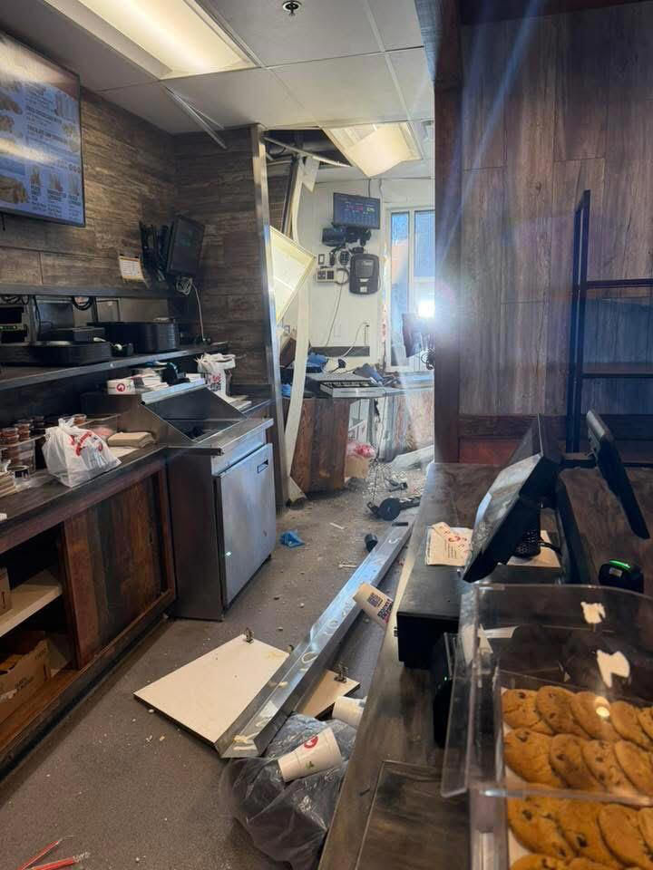 Car crashes into restaurant in South Springfield
