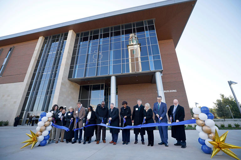 UNT Dallas works to bring more health care workers to southern Dallas