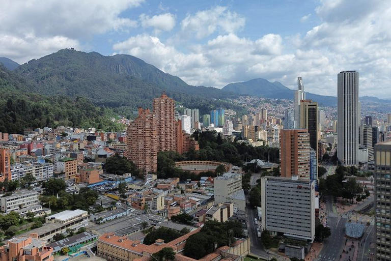 Colombia hikes 2026 minimum wage up nearly 23%