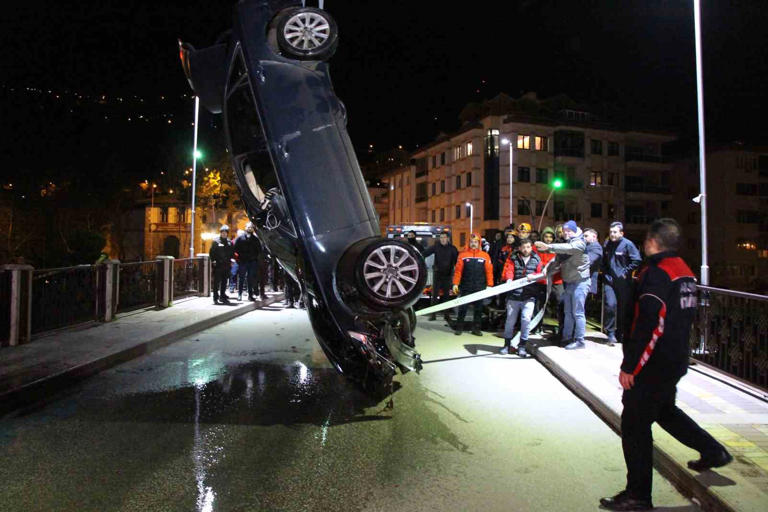 Amasya’da kontrolden çıkan otomobil köprüden Yeşilırmak Nehri’ne uçtu ...