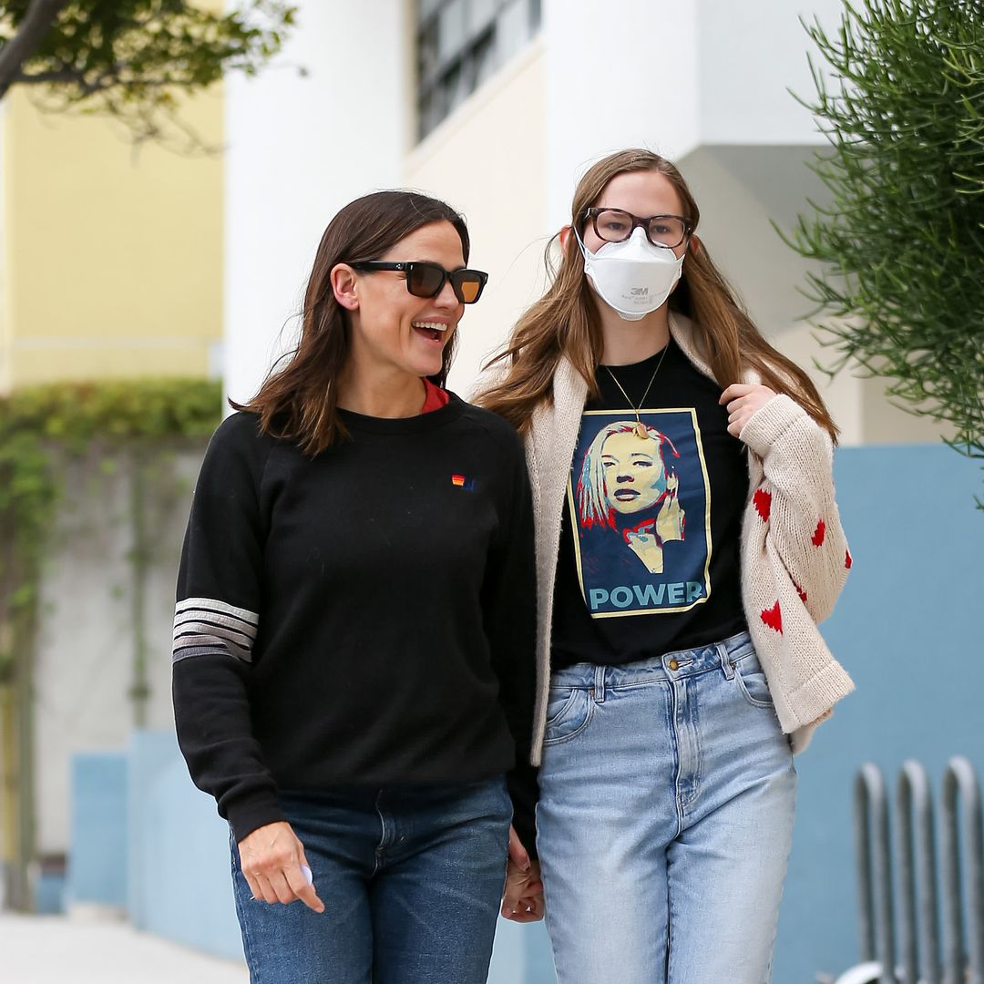 Jennifer Garner emulates daughter Violet's moment in the spotlight in ...