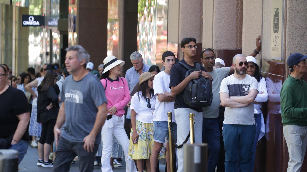 'Crazy': 50 queue to sell as gold explodes