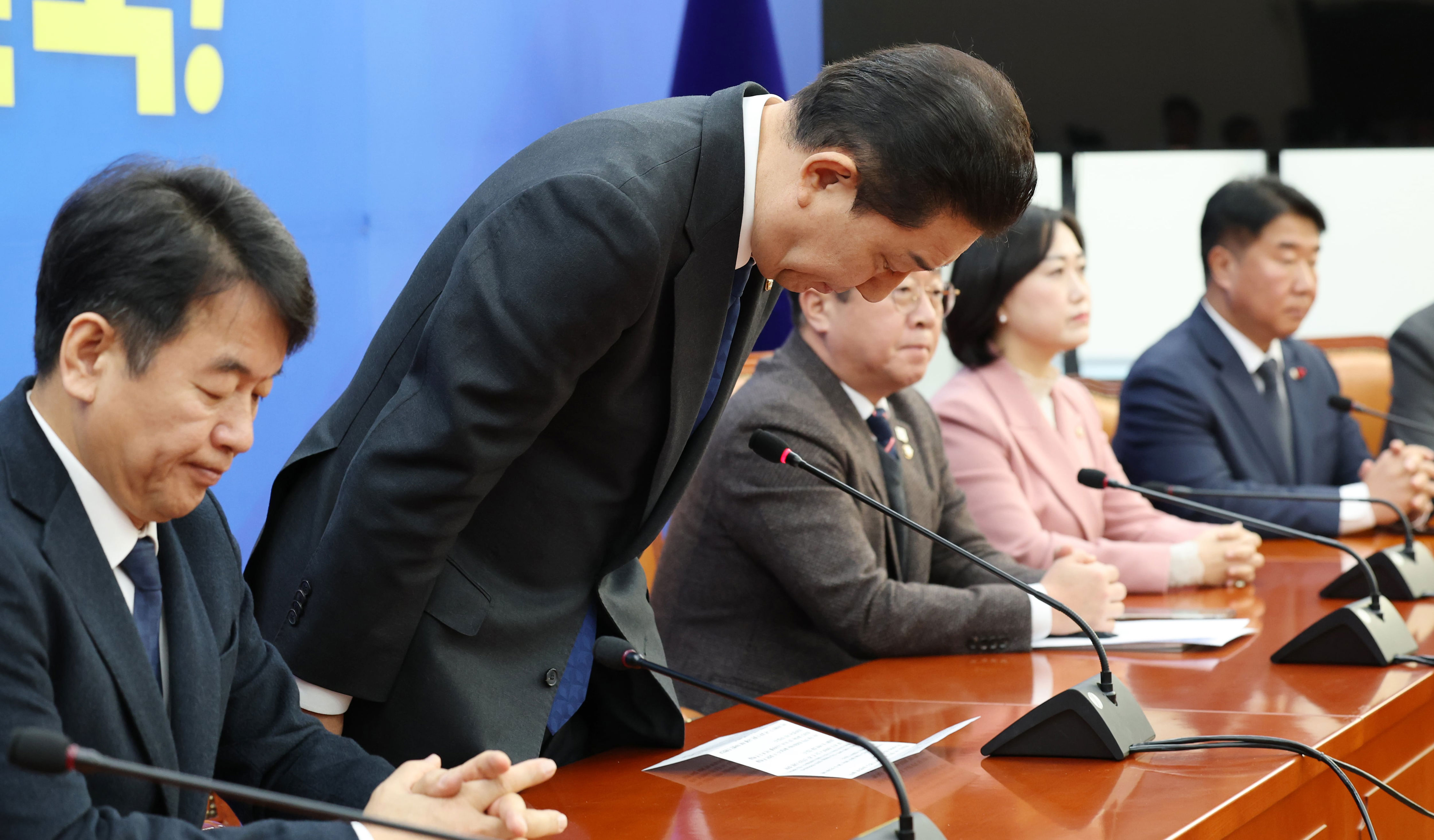 Democratic Party floor leader Kim Byung-kee resigns amid misconduct ...
