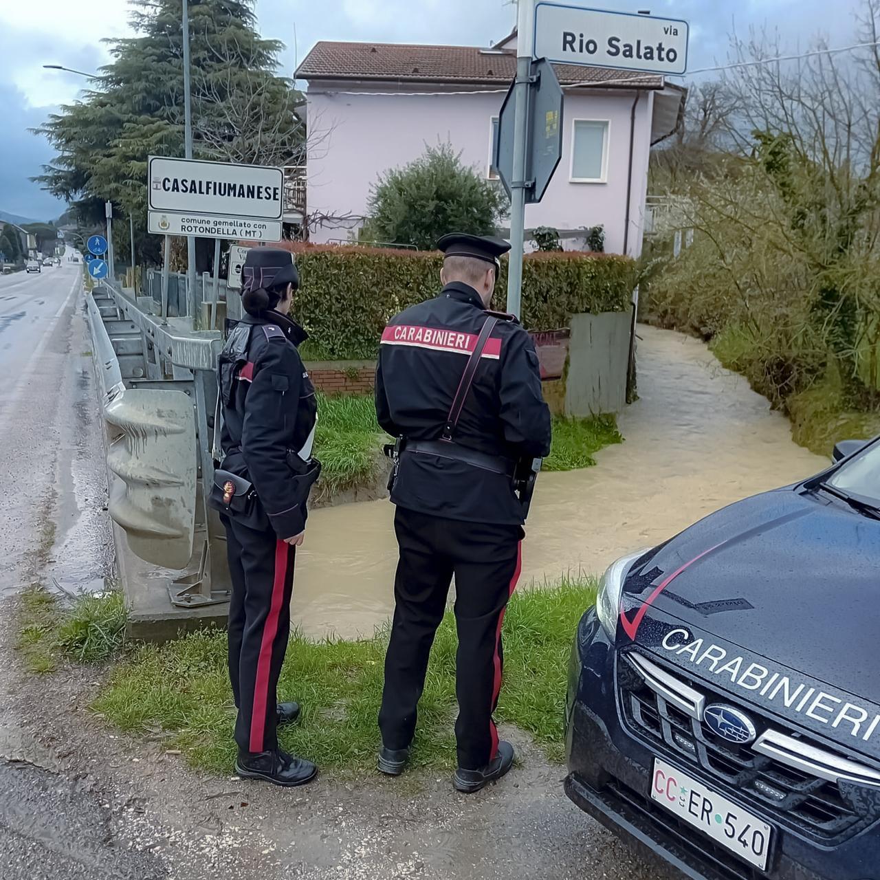 Controlli dei carabinieri. Rubano vestiti all’outlet. Denunciati tre ...