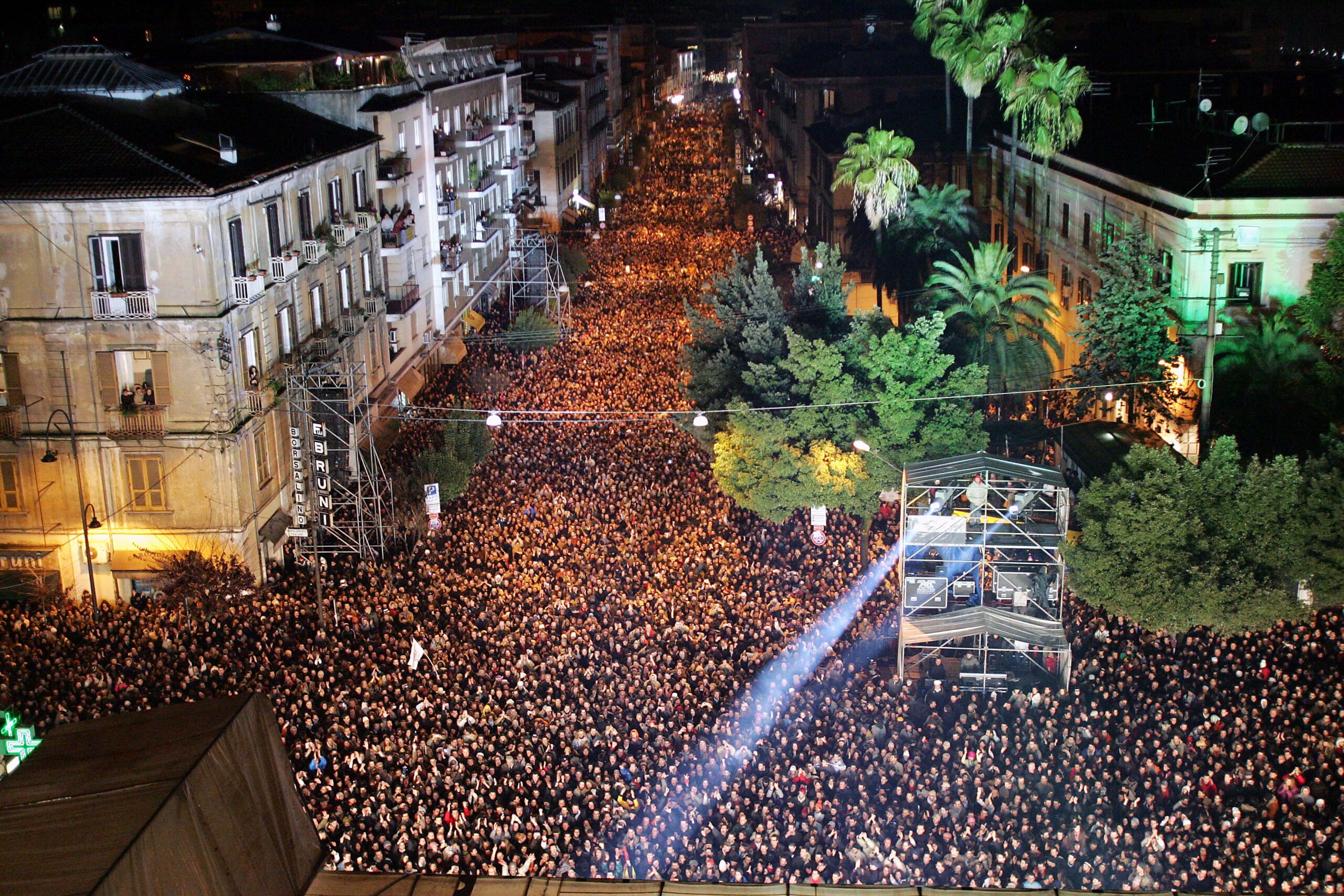 Prima e dopo del concertone di Cosenza: sul palco artisti locali e DJ set