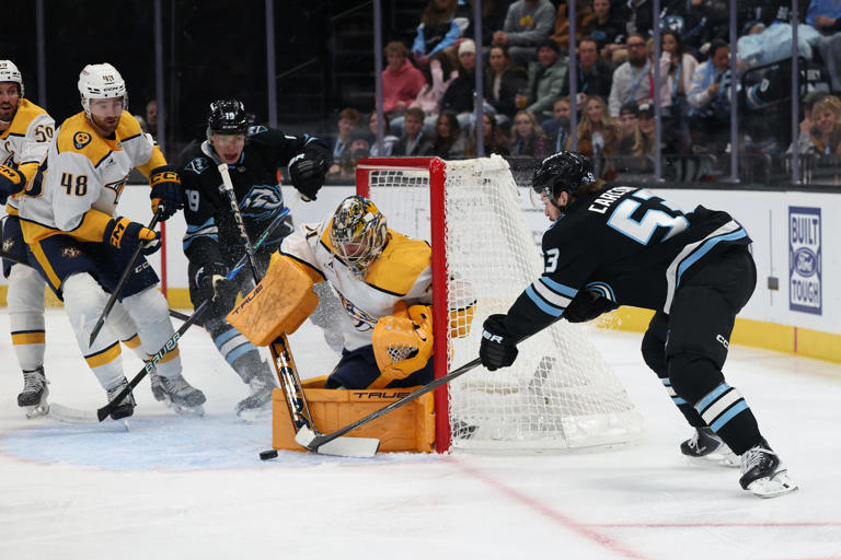 Steven Stamkos scores twice in 3rd period, Predators beat Mammoth 4-3