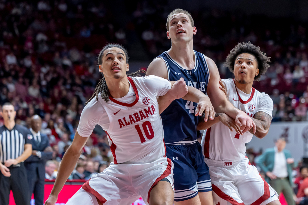 Holloway's career-high 26 points lead No. 14 Alabama over Yale, 102-78