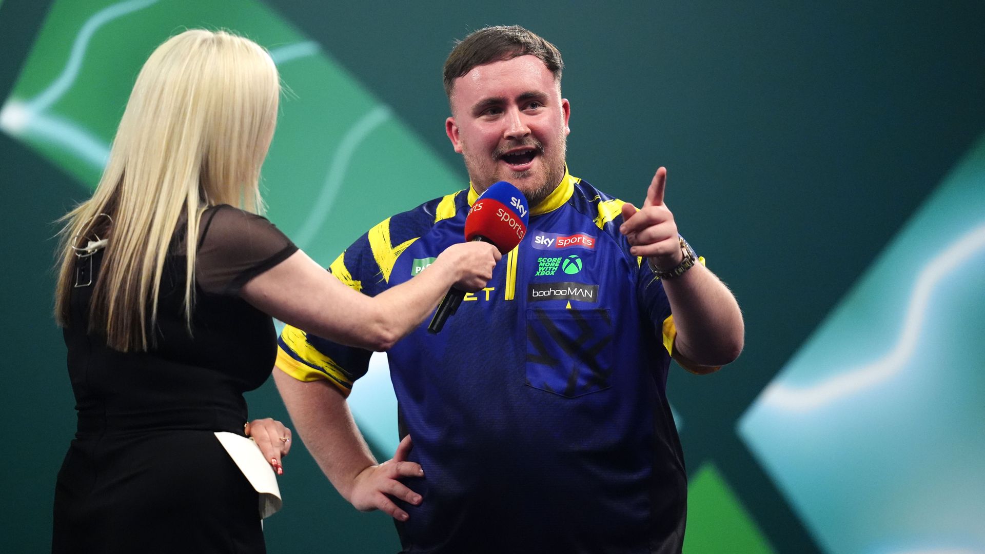 Darts-WM: Zuerst pfeift das Publikum Luke Littler aus, dann schlägt er ...