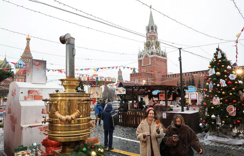 Russians curb New Year spending despite falling inflation