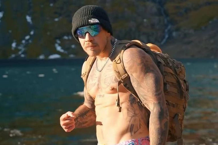 Man risks his life climbing Yr Wyddfa in pants and Crocs