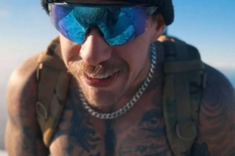 Man risks his life climbing Yr Wyddfa in pants and Crocs