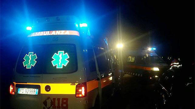 Si addormenta con il phon acceso nel letto e le coperte prendono fuoco ...