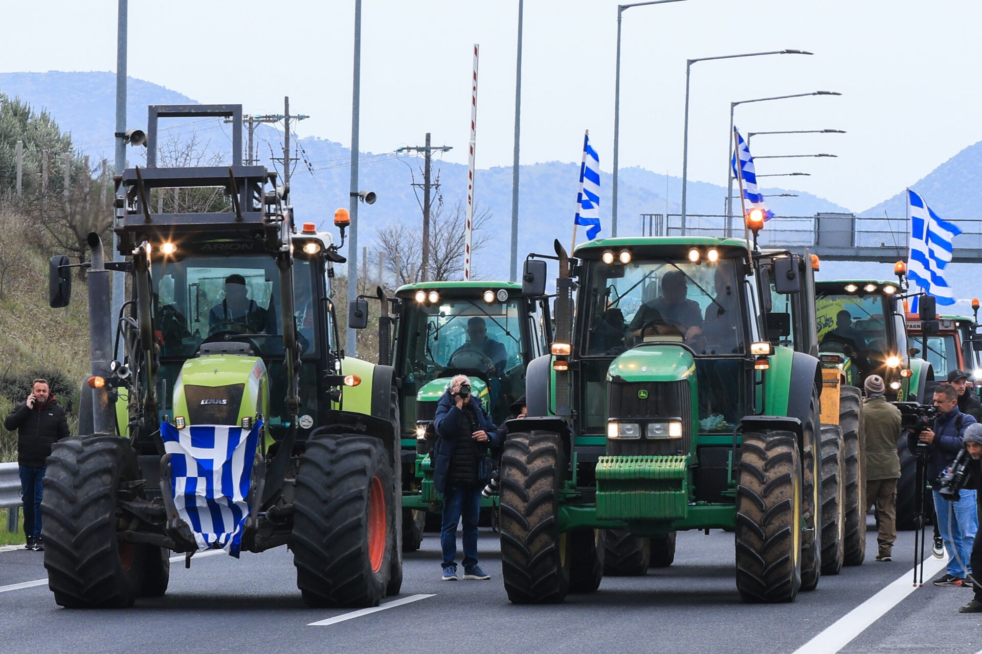 Μπλόκα αγροτών: Διάθεση για καθολικούς αποκλεισμούς των δρόμων ...