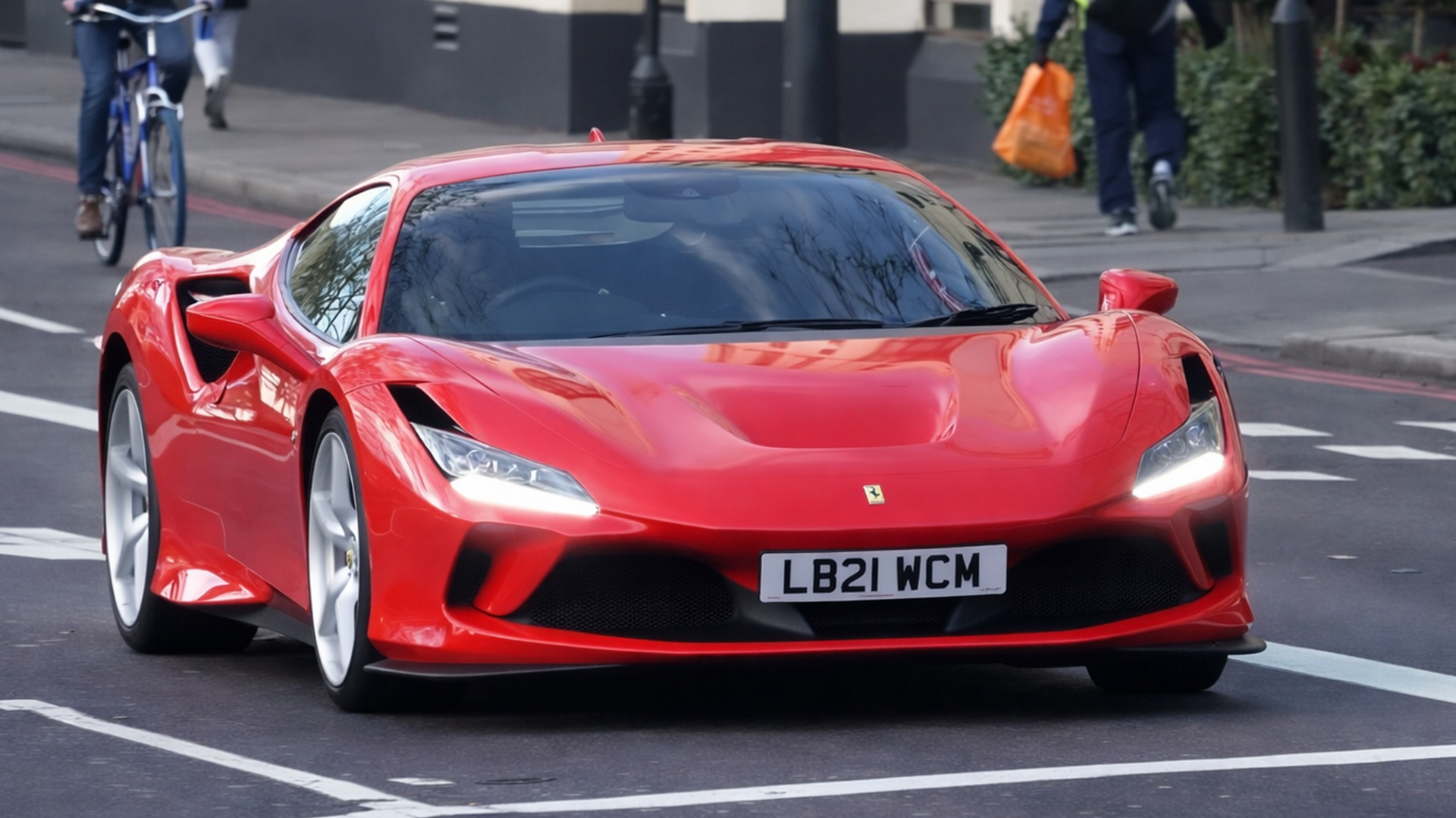 Ferrari F8 van 330.000 dollar rijdt door hartje Londen