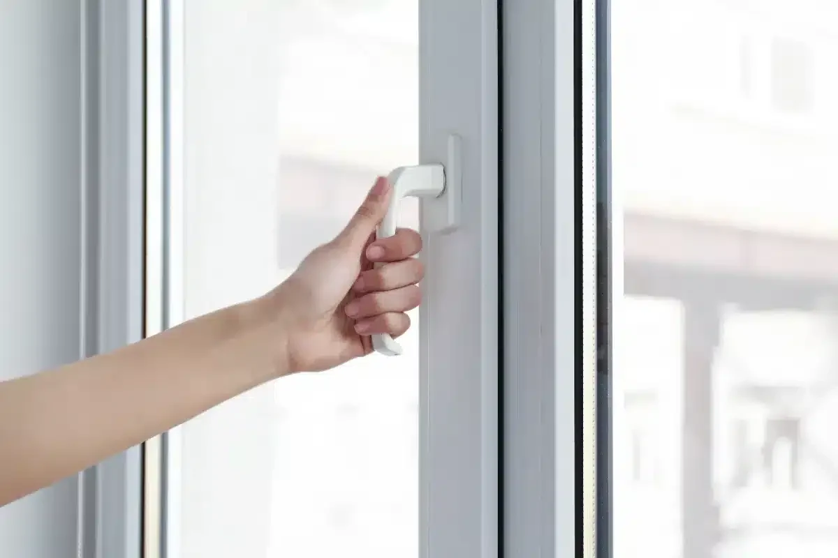 Fermer les volets contre le froid : l’astuce simple qui peut vraiment ...