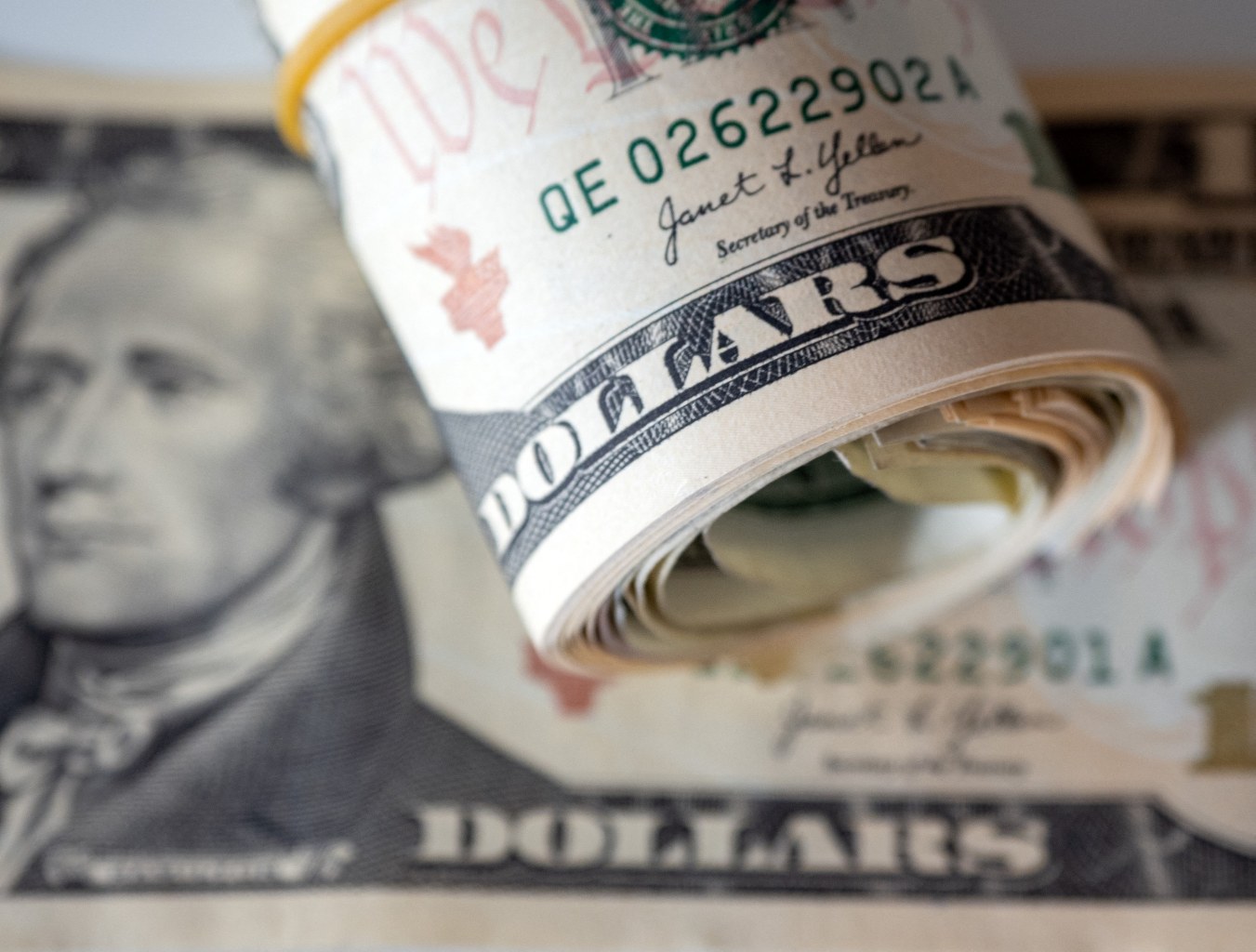 Pogłoski o zmierzchu dolara przesadzone. Hegemonia wciąż trwa