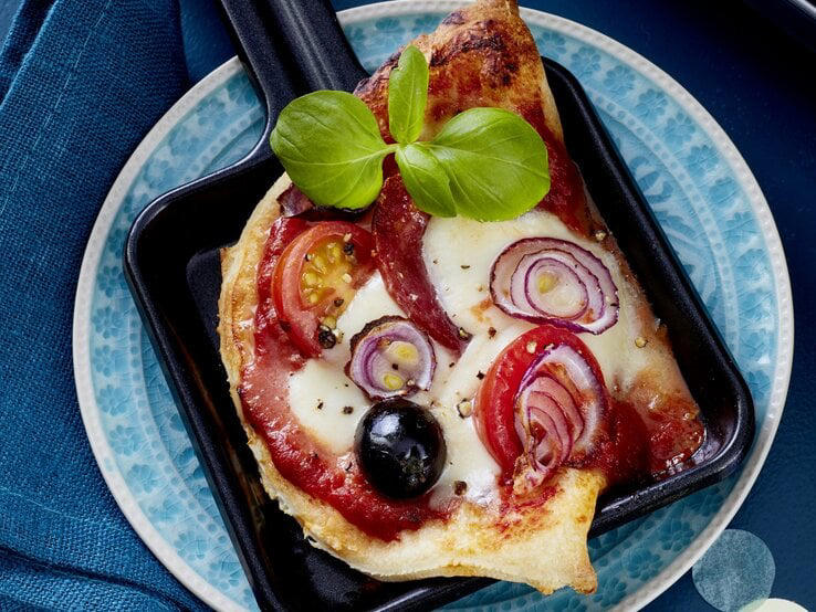 Salami-Pizza-Pfännchen: Raclette-Grill-Abend mit viel Käse