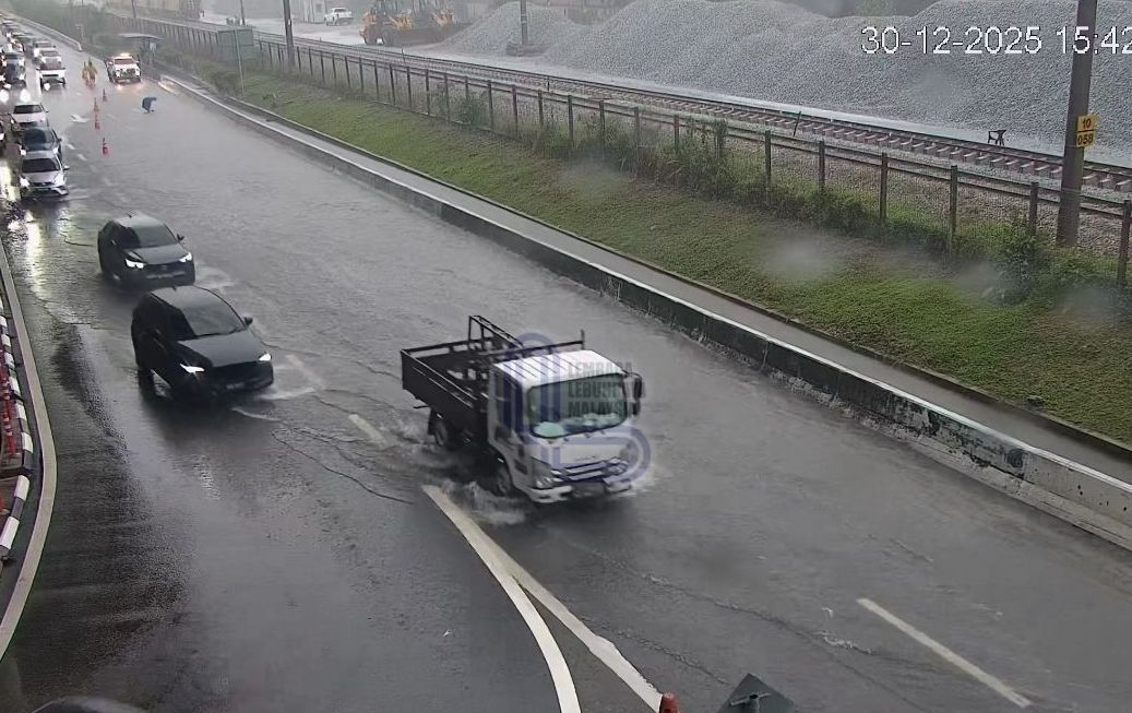 Flash floods along New Pantai Expressway